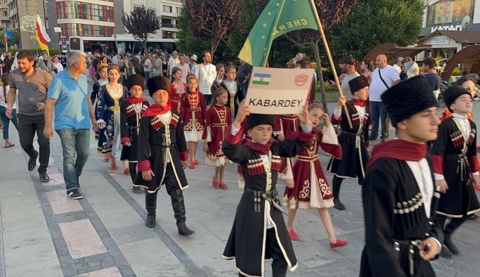 Yalova'da 25. Türk Boyları Kültür Şöleni kortej yürüyüşüyle başladı ...